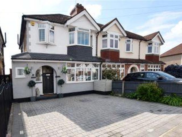 3 Bedrooms for sale in Moss Road, Watford, Hertfordshire WD25