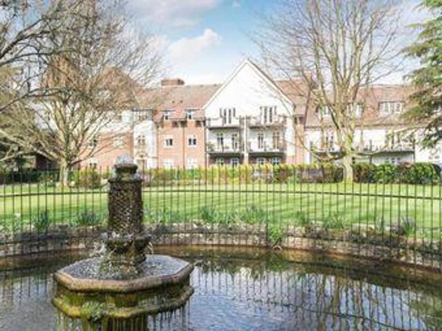 3 Bedrooms for sale in Beacon Crescent, Hindhead GU26