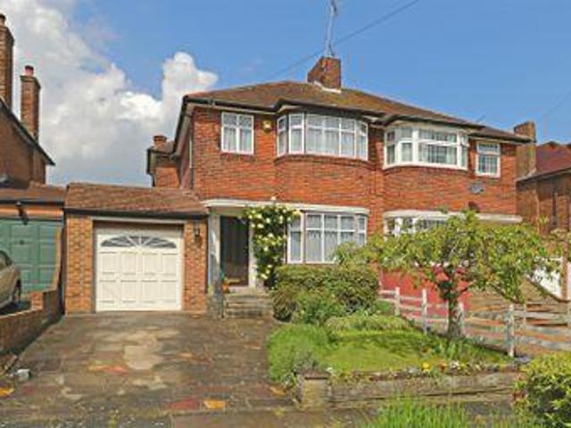 3 Bedrooms for sale in Brayton Gardens, Enfield EN2