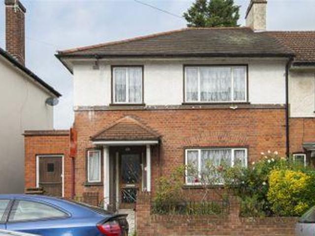 3 Bedrooms for sale in Cleveleys Road, London E5