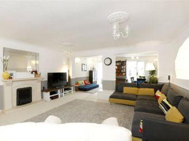 3 Bedrooms for sale in Darley Close, Croydon CR0