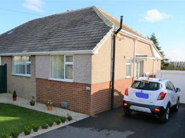 3 Bedrooms for sale in Deer Croft Crescent, Salendine Nook, Huddersfield HD3