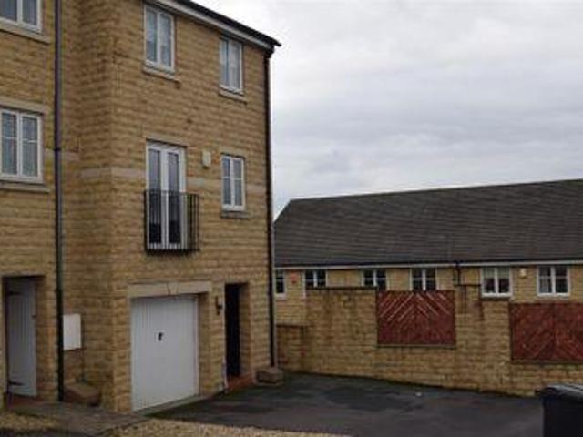 3 Bedrooms for sale in Farfield Rise, Brighouse HD6