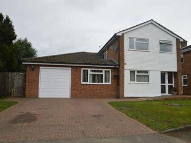 3 Bedrooms for sale in Harries Way, Holmer Green, High Wycombe HP15