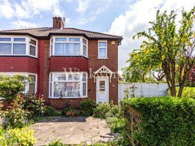 3 Bedrooms for sale in Pennine Drive, London NW2