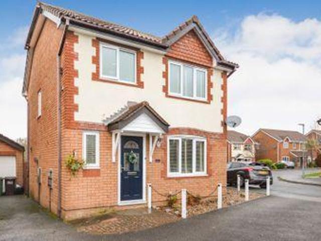3 Bedrooms for sale in St Mellion Close, Hailsham BN27