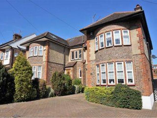 3 Bedrooms for sale in Saddlescombe Way, London N12