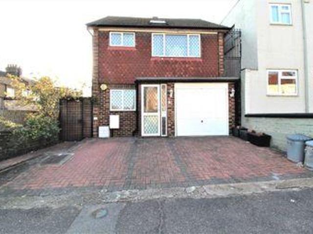 3 Bedrooms for sale in Uphal Roadl, Ilford IG1
