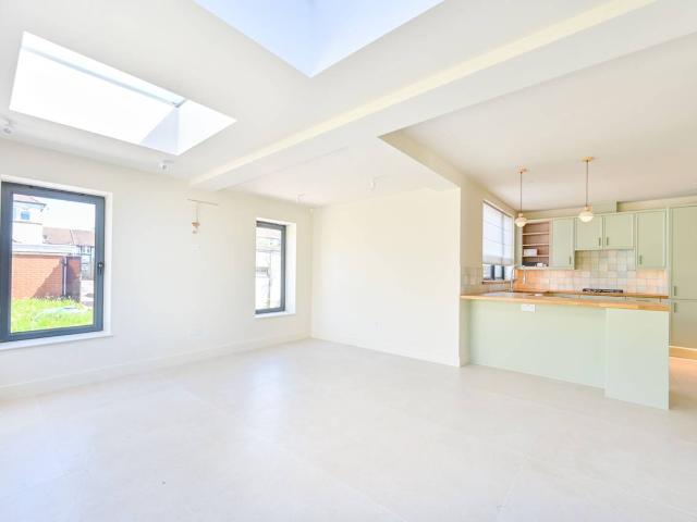 3 Bedrooms House end of terrace for Rent in Craigmur Park | Foxtons