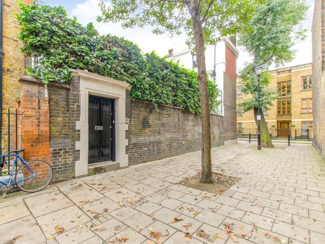 3 Bedrooms House for Rent in Clerkenwell Close | Foxtons
