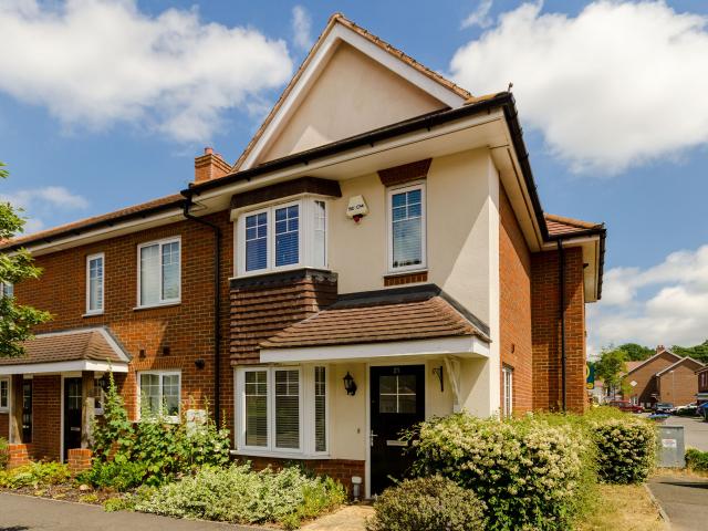 3 Bedrooms House for Rent in Hengest Avenue | Foxtons
