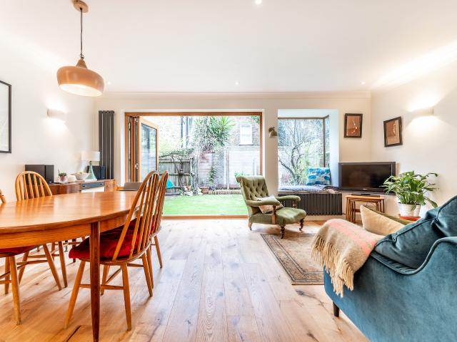 3 Bedrooms House for Rent in Langley Lane, SW8 | Foxtons