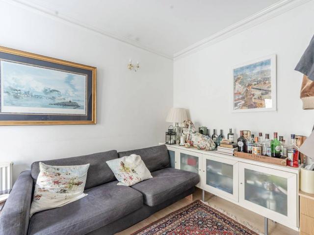 3 Bedrooms House for Rent in Slaidburn Street | Foxtons