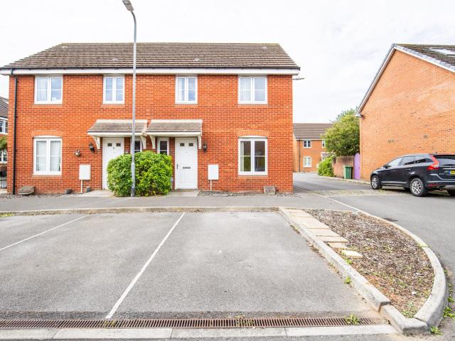 3 Bedrooms House Semi Detached To Let