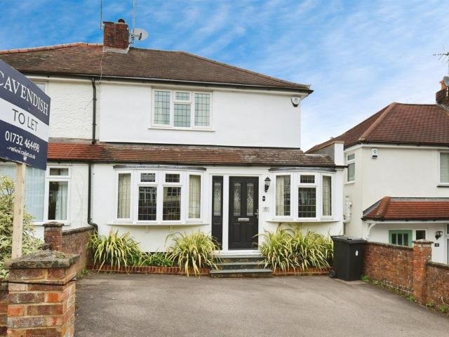 3 Bedrooms House Semi Detached To Let