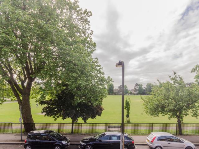 3 Bedrooms House terraced for Rent in Dundonald Road | Foxtons