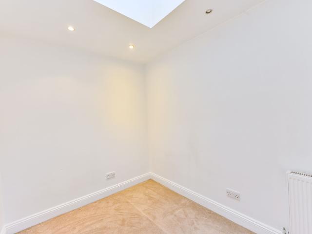 3 Bedrooms House terraced for Rent in Latchmere Road, SW11 | Foxtons