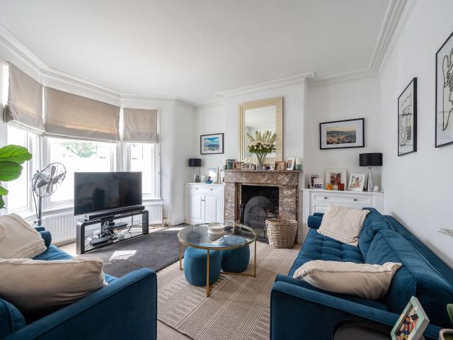 3 Bedrooms House terraced for Rent in Lavenham Road | Foxtons