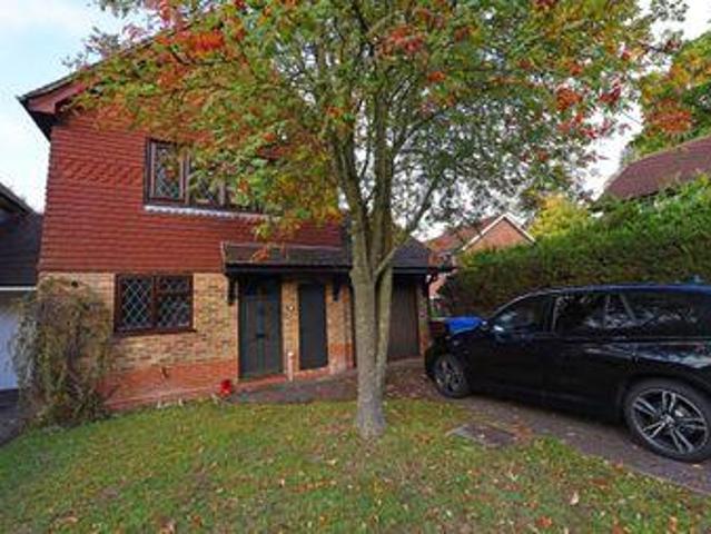 3 Bedrooms Link detached house for rent in Herbs End, Farnborough GU14