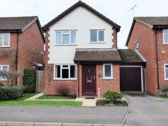 3 Bedrooms Link detached house for sale in Chamomile Gardens, Farnborough GU14