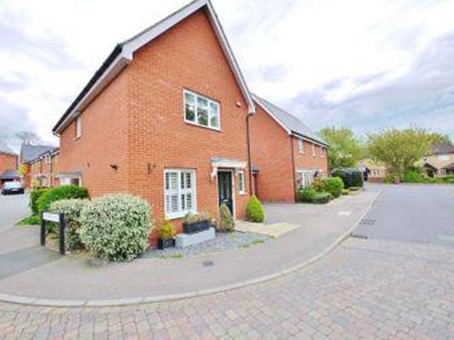 3 Bedrooms Link detached house for sale in Little Highwood Way, Brentwood, Essex CM14