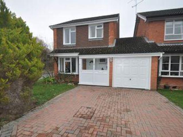 3 Bedrooms Link detached house for sale in New Dawn Close, Farnborough GU14