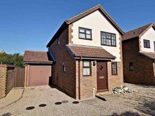 3 Bedrooms Link detached house for sale in Scures Road, Hook RG27