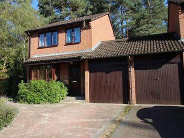 3 Bedrooms Link detached house for sale in Woodpecker Close, Whitehill, Bordon GU35