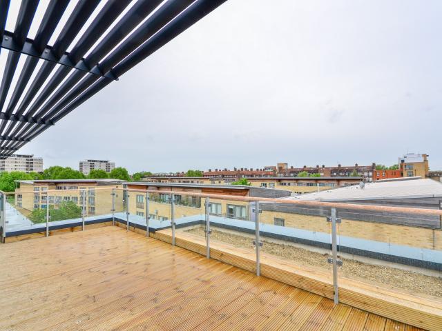 3 Bedrooms Penthouse for Rent in Coopers Road | Foxtons