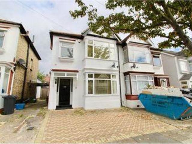 3 Bedrooms Semi detached bungalow for rent in Bute Road, Ilford IG6