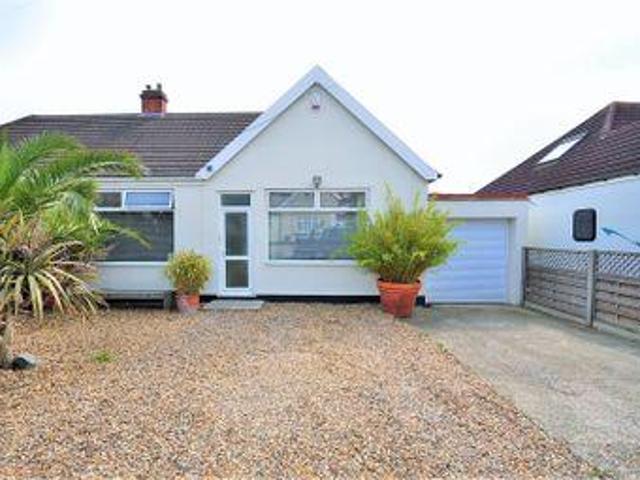 3 Bedrooms Semi detached bungalow for sale in Harold Avenue, Belvedere DA17