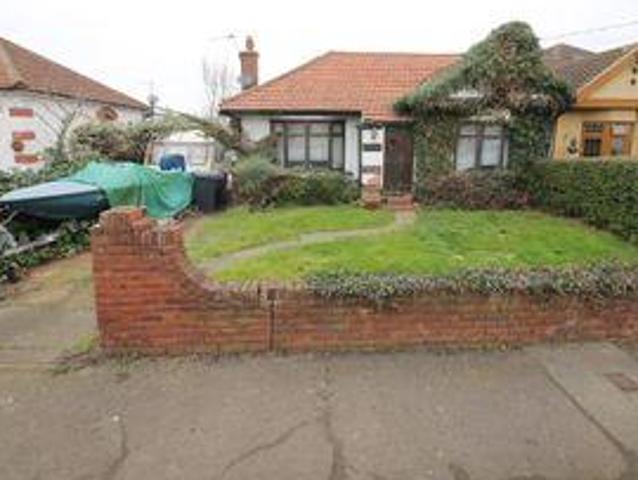 3 Bedrooms Semi detached bungalow for sale in Lampits Hill Avenue, Corringham, Stanford Le Hope SS17