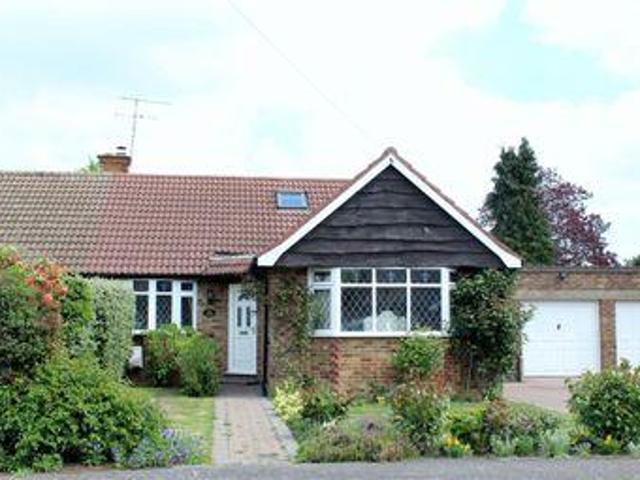 3 Bedrooms Semi detached bungalow for sale in Moffats Close, Brookmans Park, Hatfield AL9