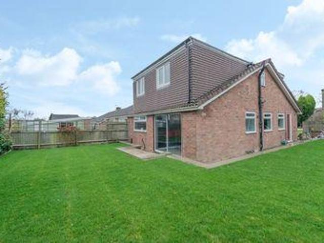 3 Bedrooms Semi detached bungalow for sale in Meadow Way, Tingley WF3