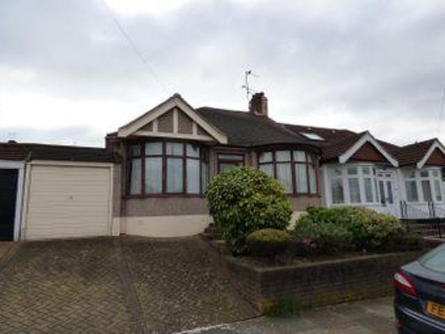 3 Bedrooms Semi detached bungalow for sale in Peaketon Avenue, Ilford IG4