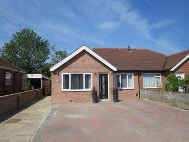 3 Bedrooms Semi detached bungalow for sale in Pendas Walk, Leeds LS15