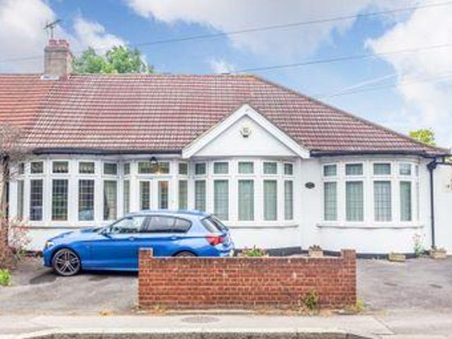 3 Bedrooms Semi detached bungalow for sale in Roding Lane South, Ilford IG4