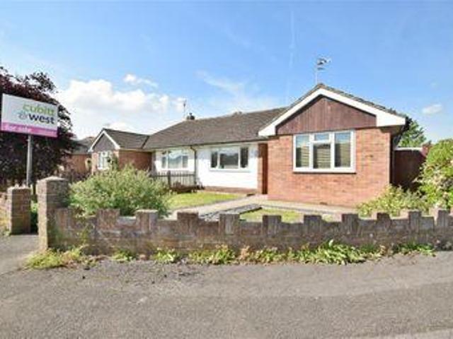3 Bedrooms Semi detached bungalow for sale in Windmill Close, Horley, Surrey RH6