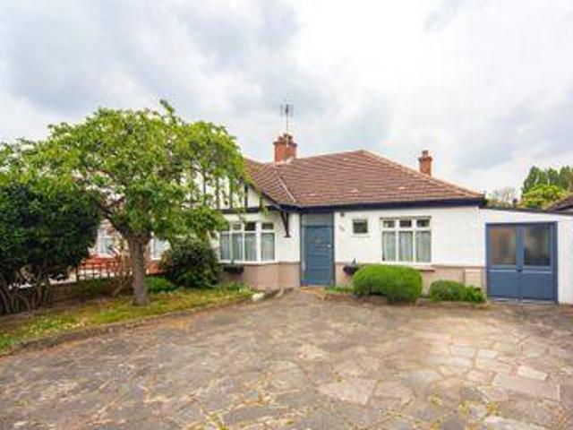 3 Bedrooms Semi detached bungalow for sale in Tudor Close, London NW9
