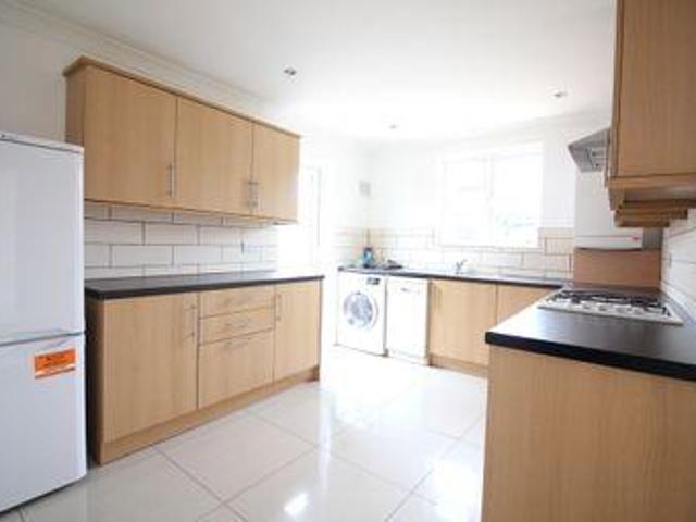3 Bedrooms Semi detached house for rent in Camborne Way, Heston TW5