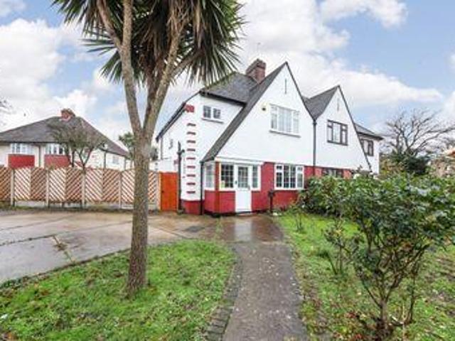 3 Bedrooms Semi detached house for rent in Canberra Road, London SE7
