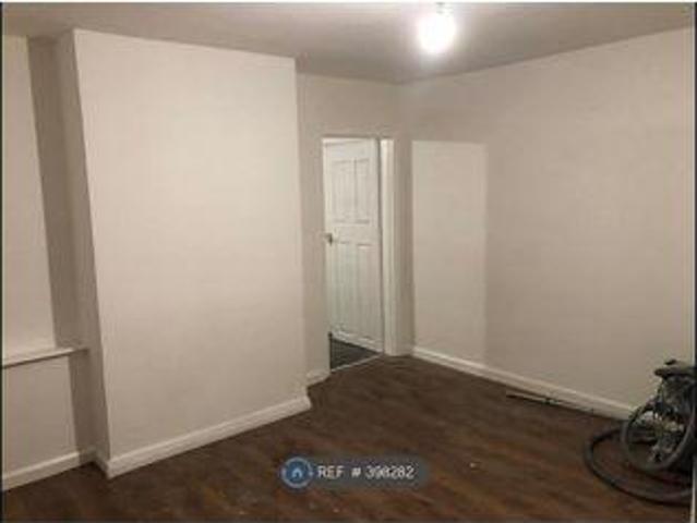 3 Bedrooms Semi detached house for rent in Cardinal Square, Leeds LS11