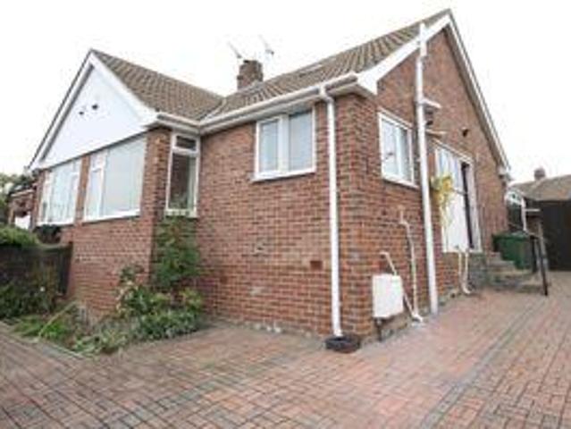 3 Bedrooms Semi detached house for rent in Church Crescent, Yeadon, Leeds LS19
