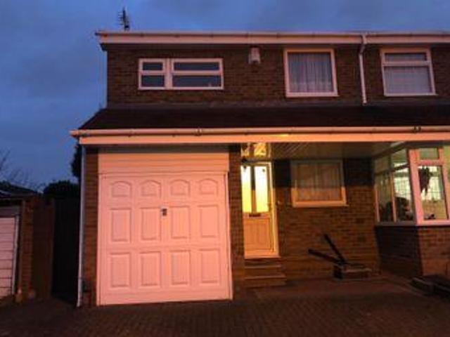 3 Bedrooms Semi detached house for rent in Churchill Close, Tividale B69