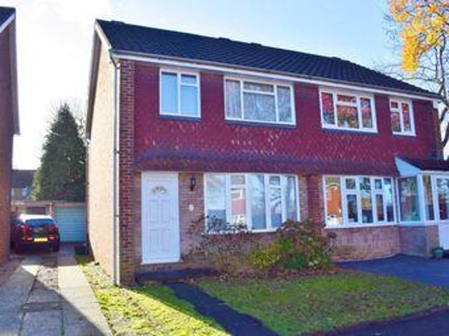 3 Bedrooms Semi detached house for rent in Chyngton Close, Sidcup, Kent DA15