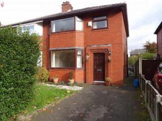 3 Bedrooms Semi detached house for rent in Cumberland Avenue, Heywood, Greater Manchester OL10