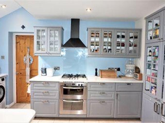 3 Bedrooms Semi detached house for rent in Abbey Road, Horsell GU21