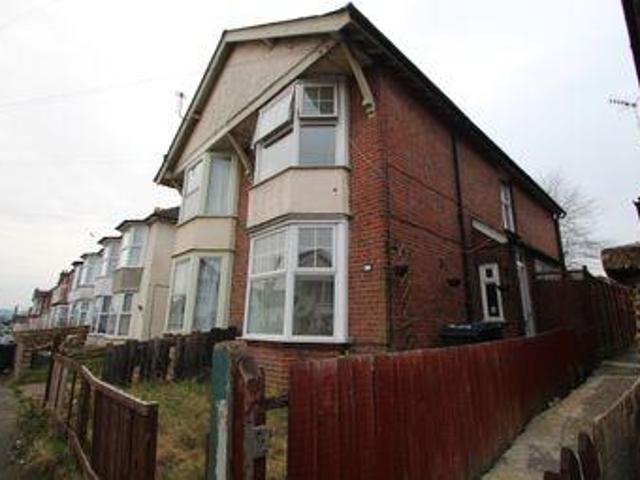 3 Bedrooms Semi detached house for rent in Abercromby Avenue, High Wycombe HP12