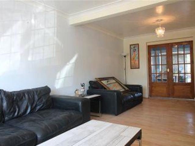 3 Bedrooms Semi detached house for rent in Adelphi Crescent, Hayes UB4