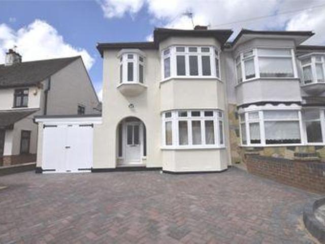 3 Bedrooms Semi detached house for rent in Ayr Way, Romford RM1